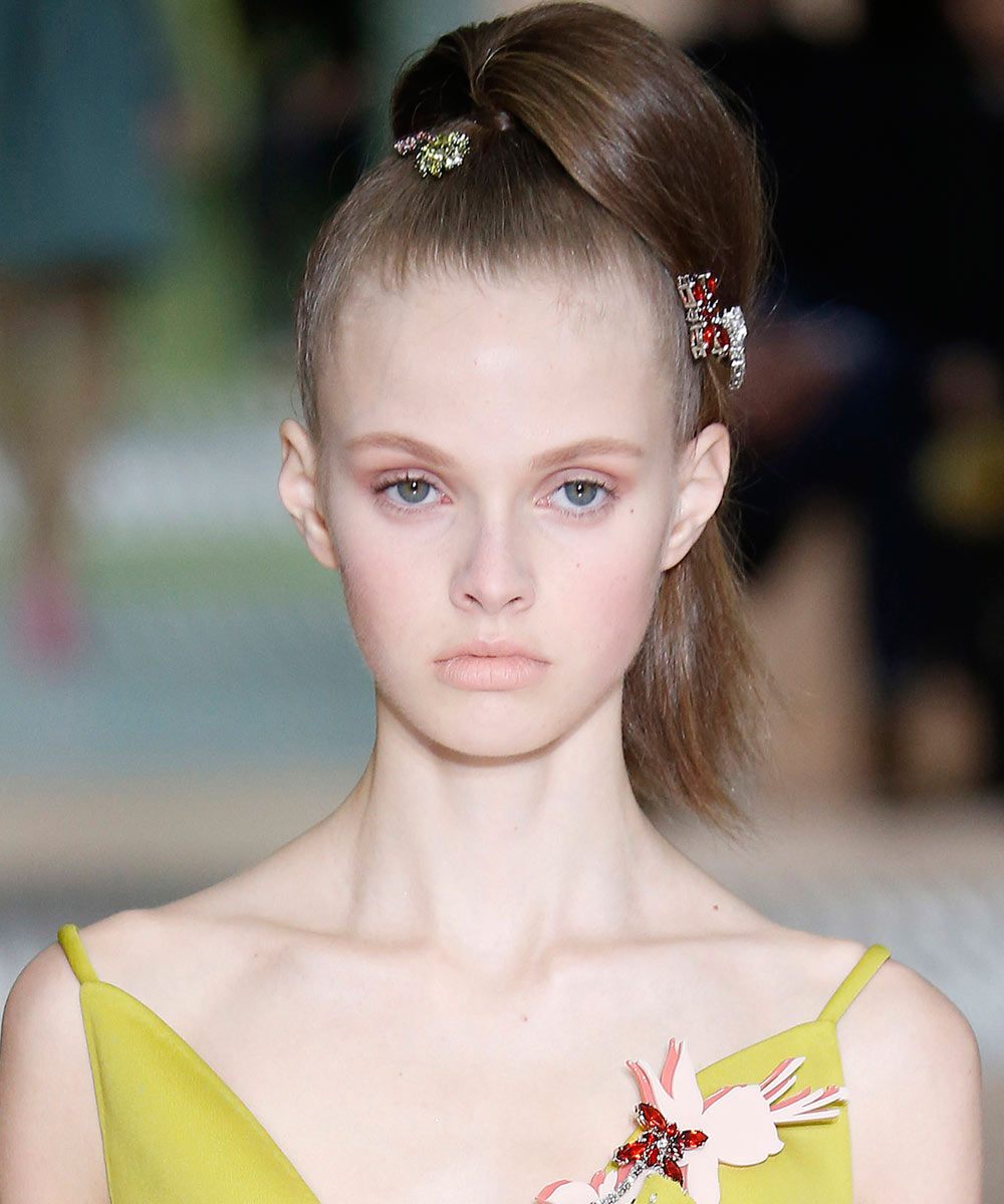 Coletas altas y a un lado con accesorios - Peinados tendencia otoño ...