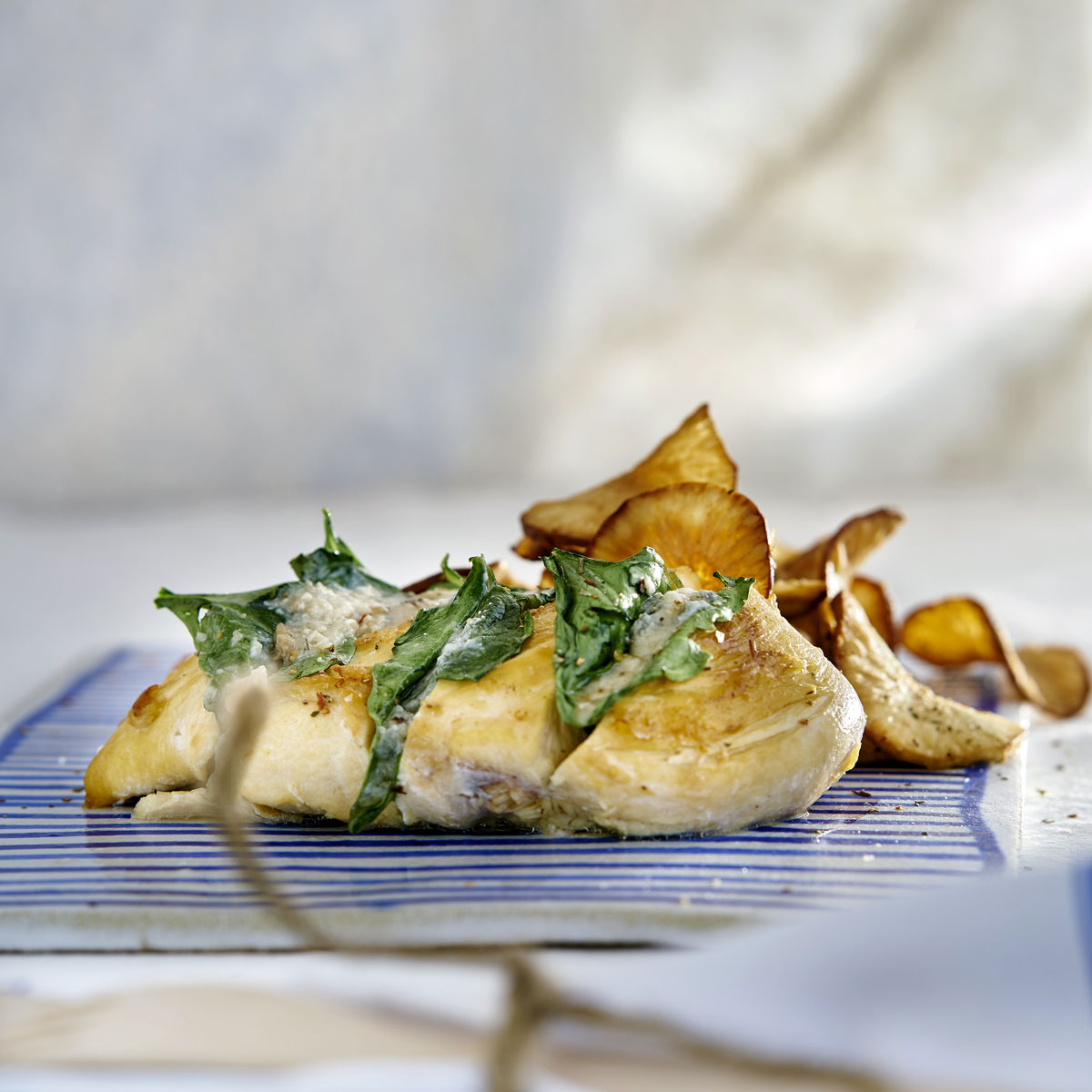 Supremas de ave al cabrales con chips de yuca | Receta en TELVA.com
