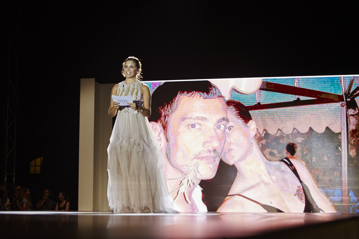 Isabel Marín durante el pequeño homenaje a David Delfín y...