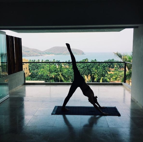 La modelo argentina Cami Morrone practicando yoga | Así es la...