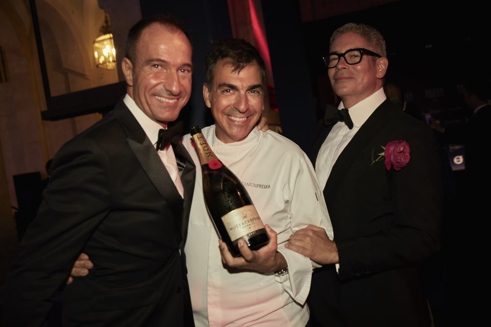 Eloy Martínez de la Pera y Boris Izaguirre junto al chef Ramón...