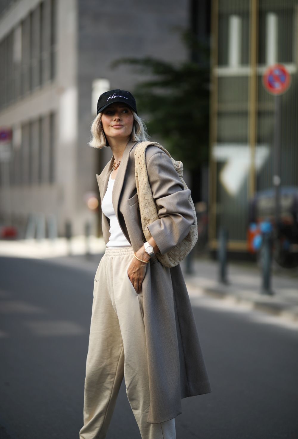 + Jogger | El street style lo confirma, las gorras son el...
