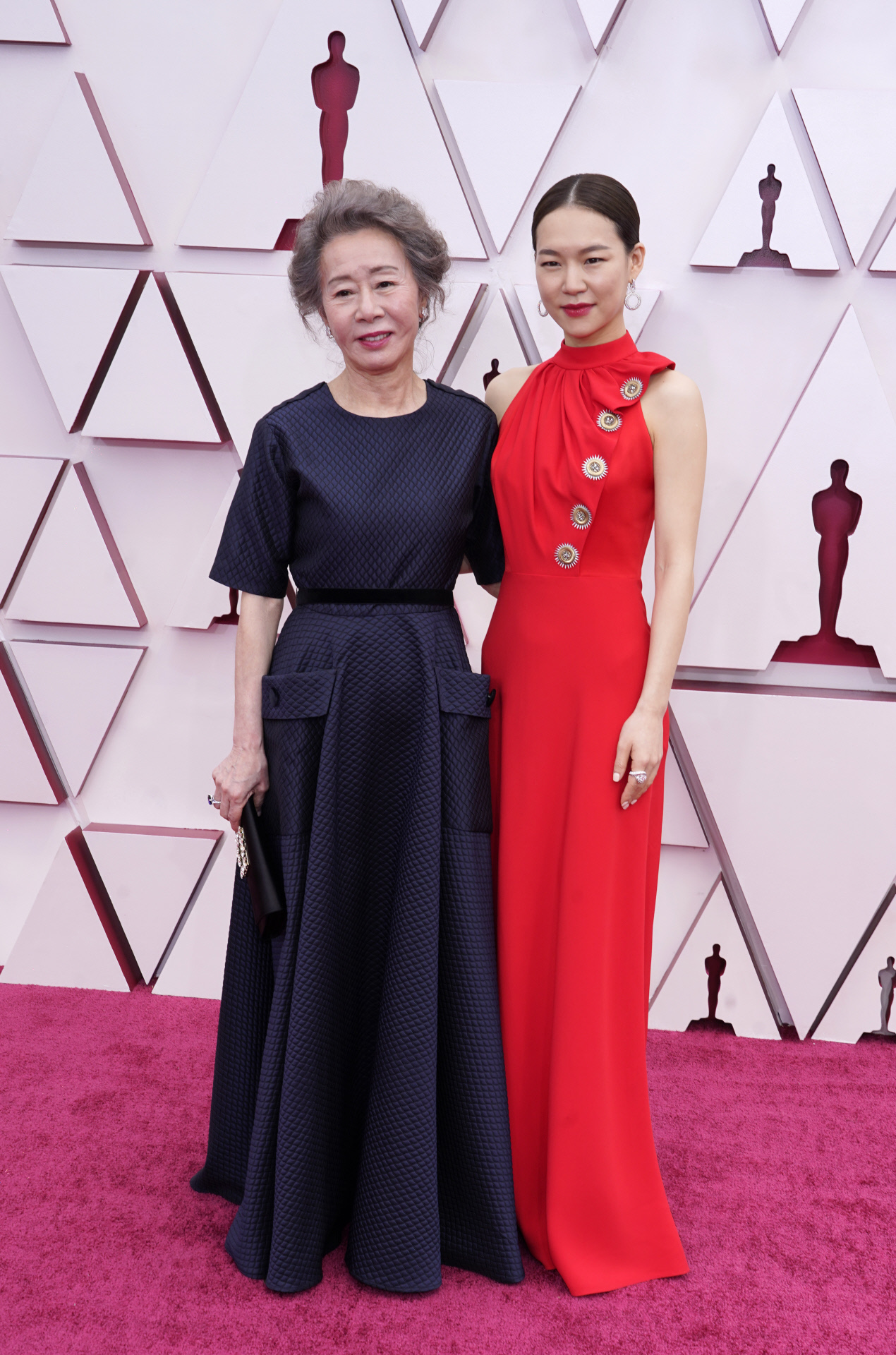 Youn Yuh-jung y Han Ye-ri | Premios Oscar 2021: Todos los looks de la ...