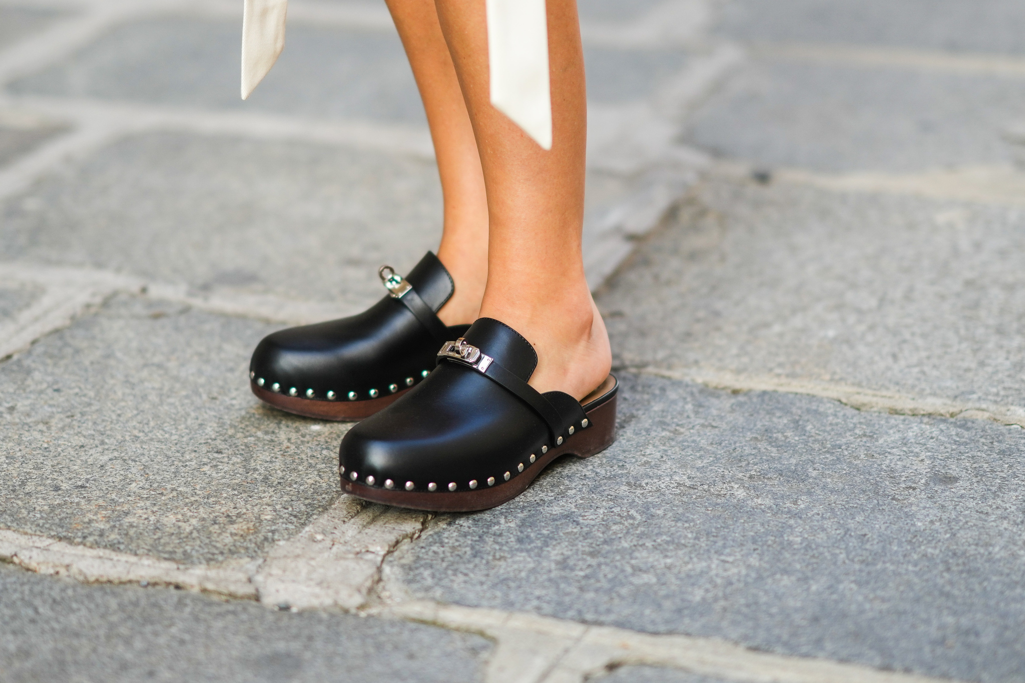 Unos zuecos | 10 accesorios que elevan tu look de verano como por arte ...
