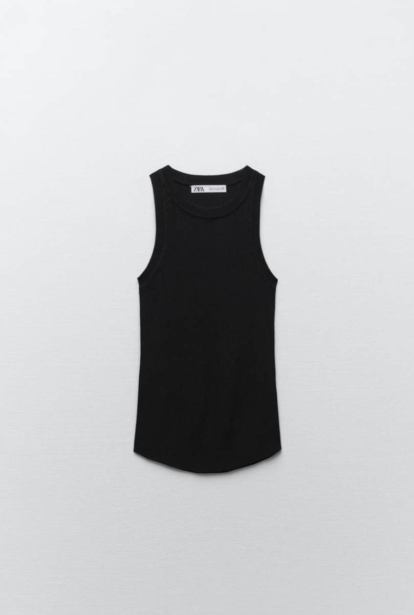 Top básico negro de punto | 20 tops para poner ahora bajo un blazer y ...