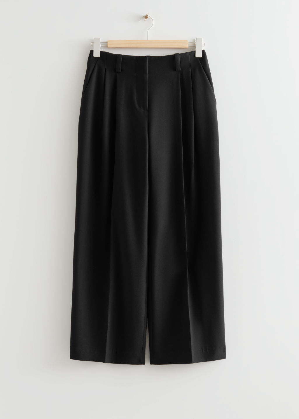 Pantalón negro oversize | Las estilistas invierten en estas 6 prendas ...