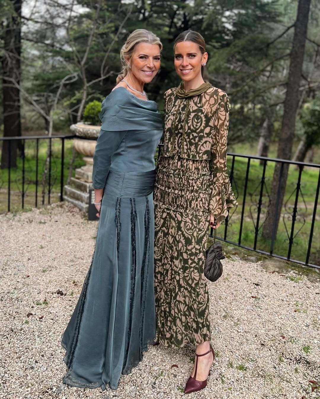 No sabemos quién lleva el vestido de invitada más bonito, si esta madre ...