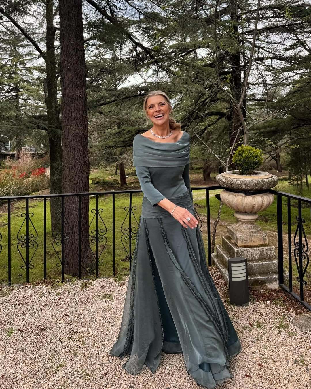 No sabemos quién lleva el vestido de invitada más bonito, si esta madre ...