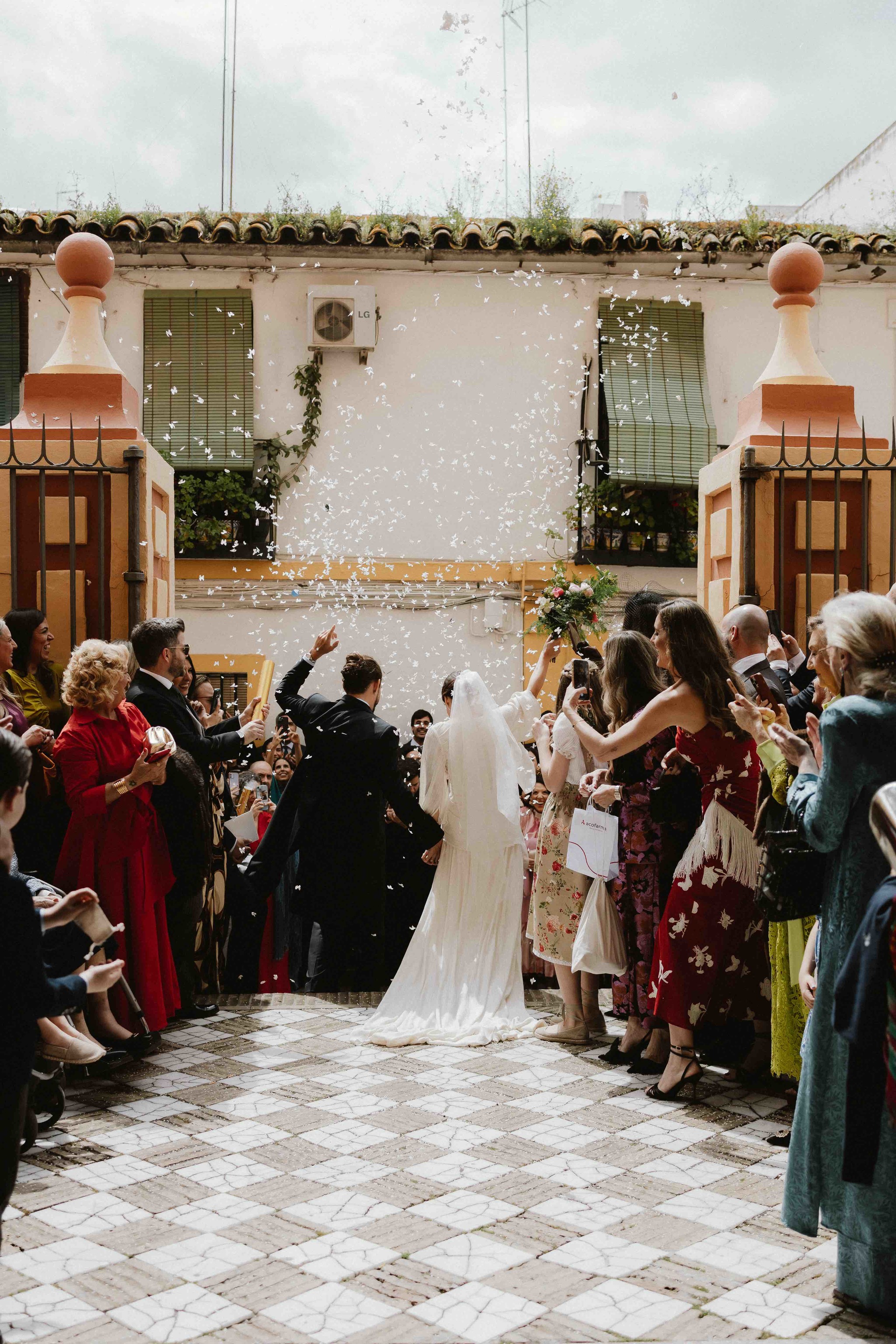 La novia sevillana que nos conquistó con su flor en el pelo y los mil ...