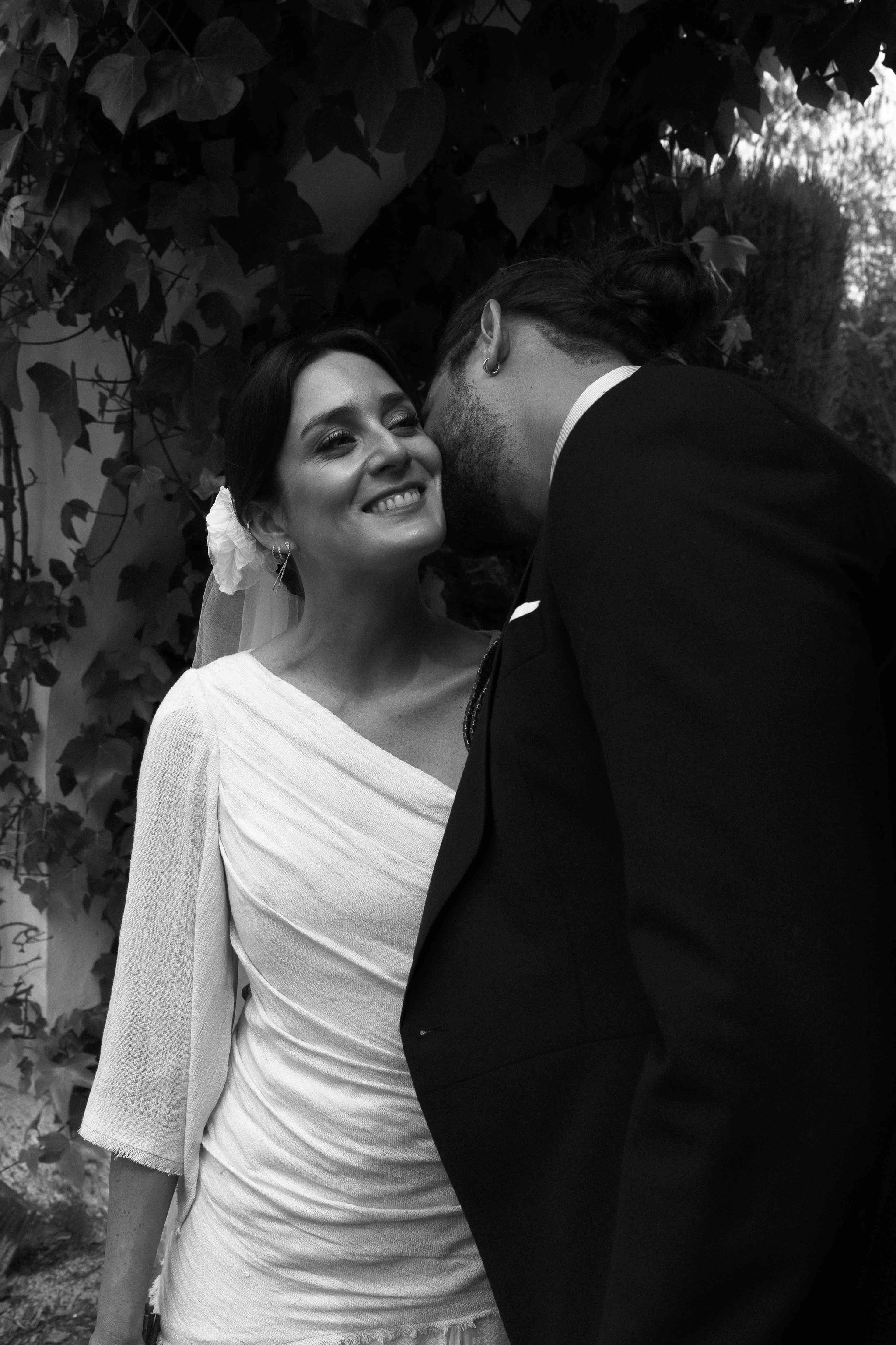 La novia sevillana que nos conquistó con su flor en el pelo y los mil ...