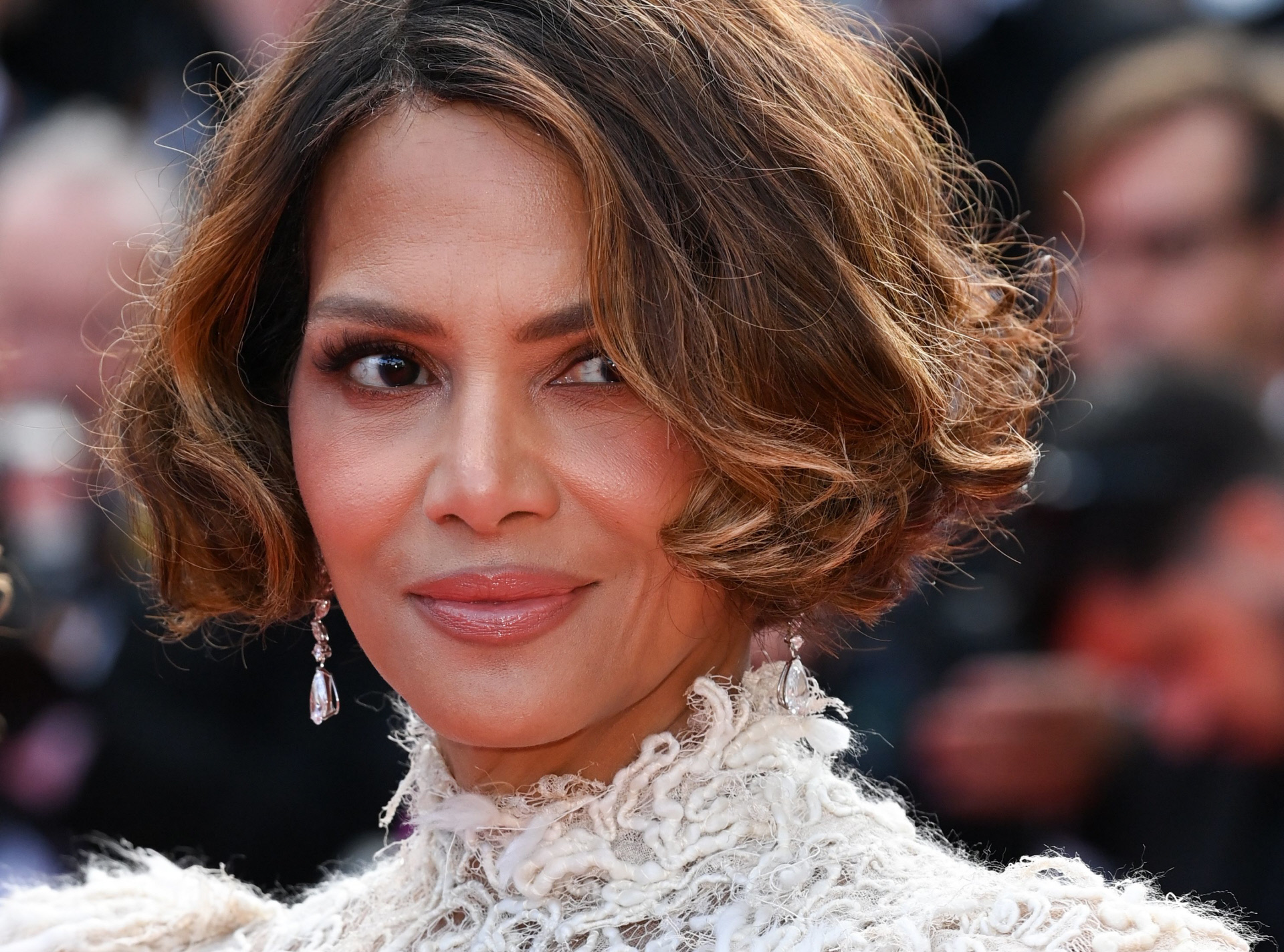 Por qué el castaño miel de Halle Berry y Penélope Cruz (que ilumina las ...
