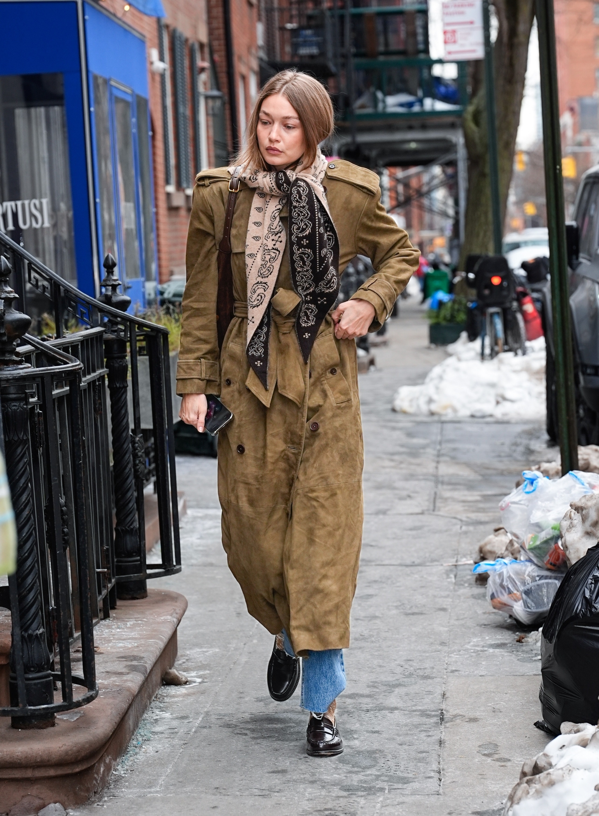 Gigi Hadid recorre las calles de Nueva York con una gabardina de ante ...