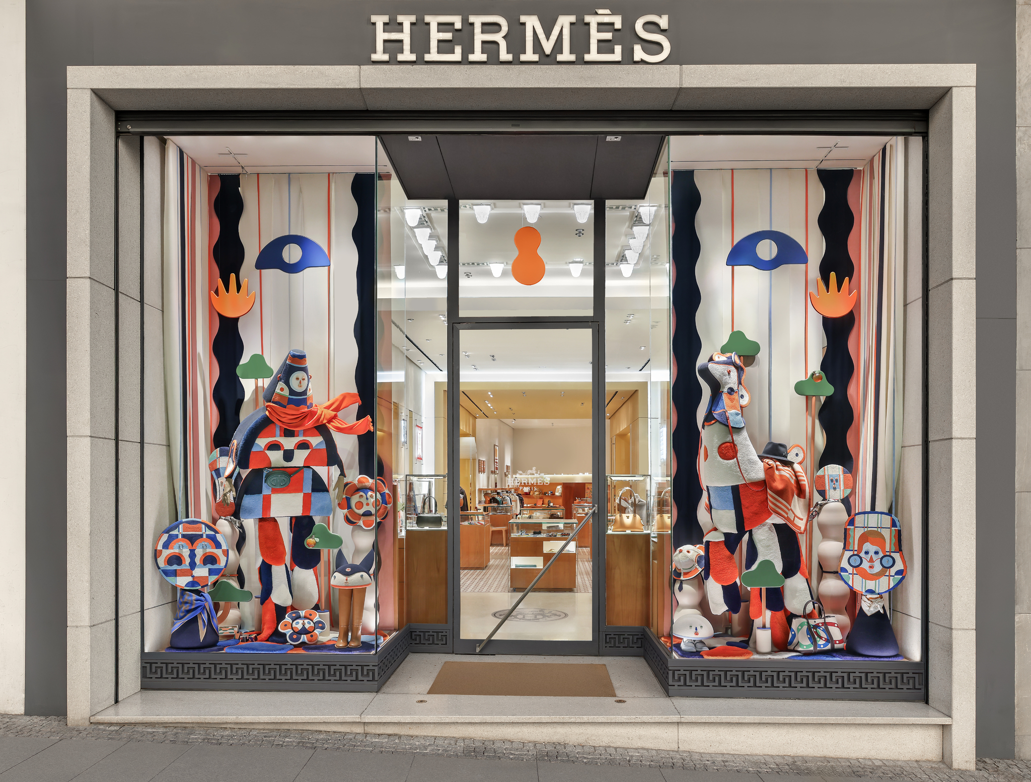 Cuando el plan cultural en Madrid es ir a ver el escaparate de Hermès ...